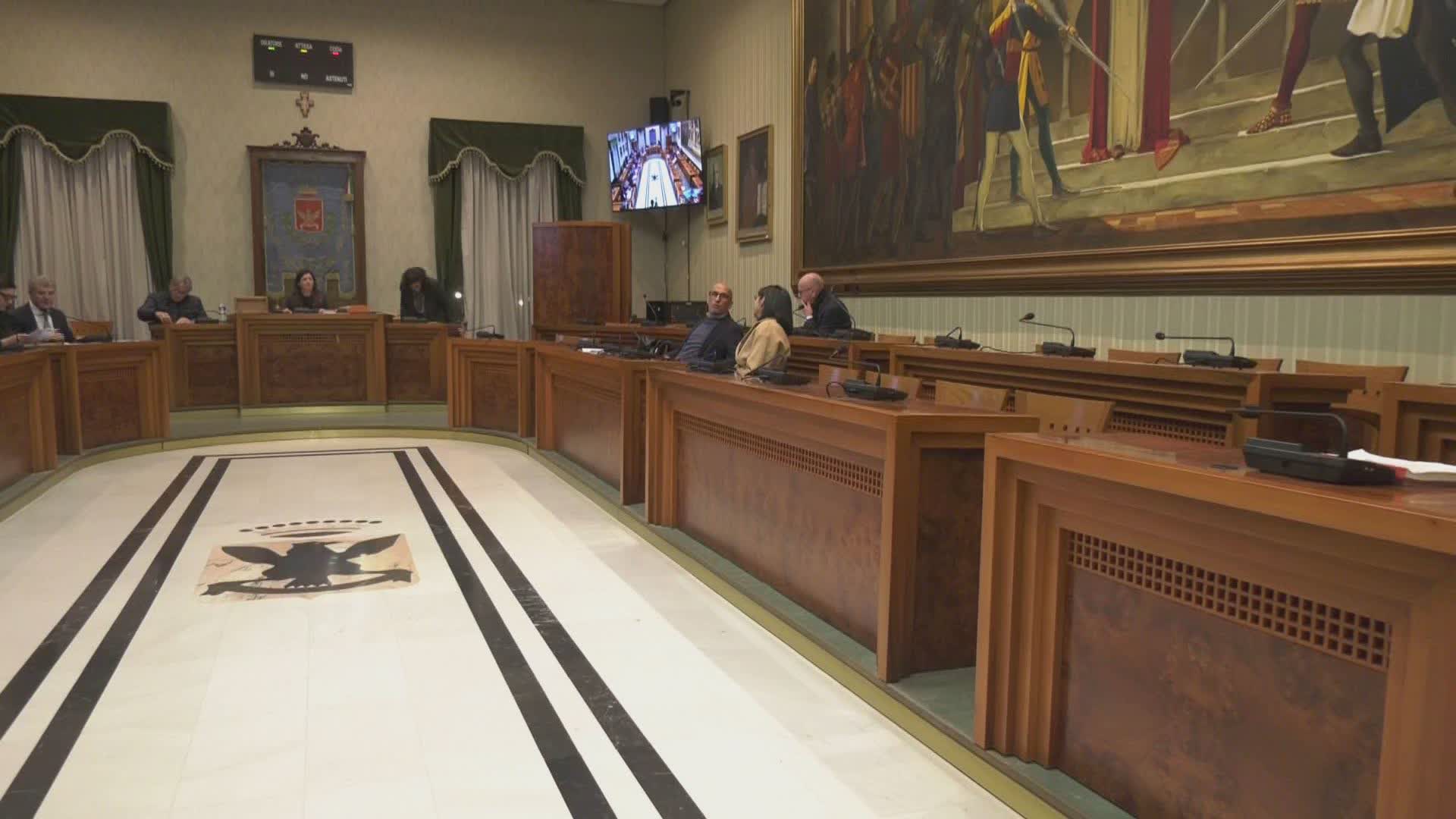 MODICA - CONSIGLIO, SURROGA E FORTI DICHIARAZIONI - Video Mediterraneo