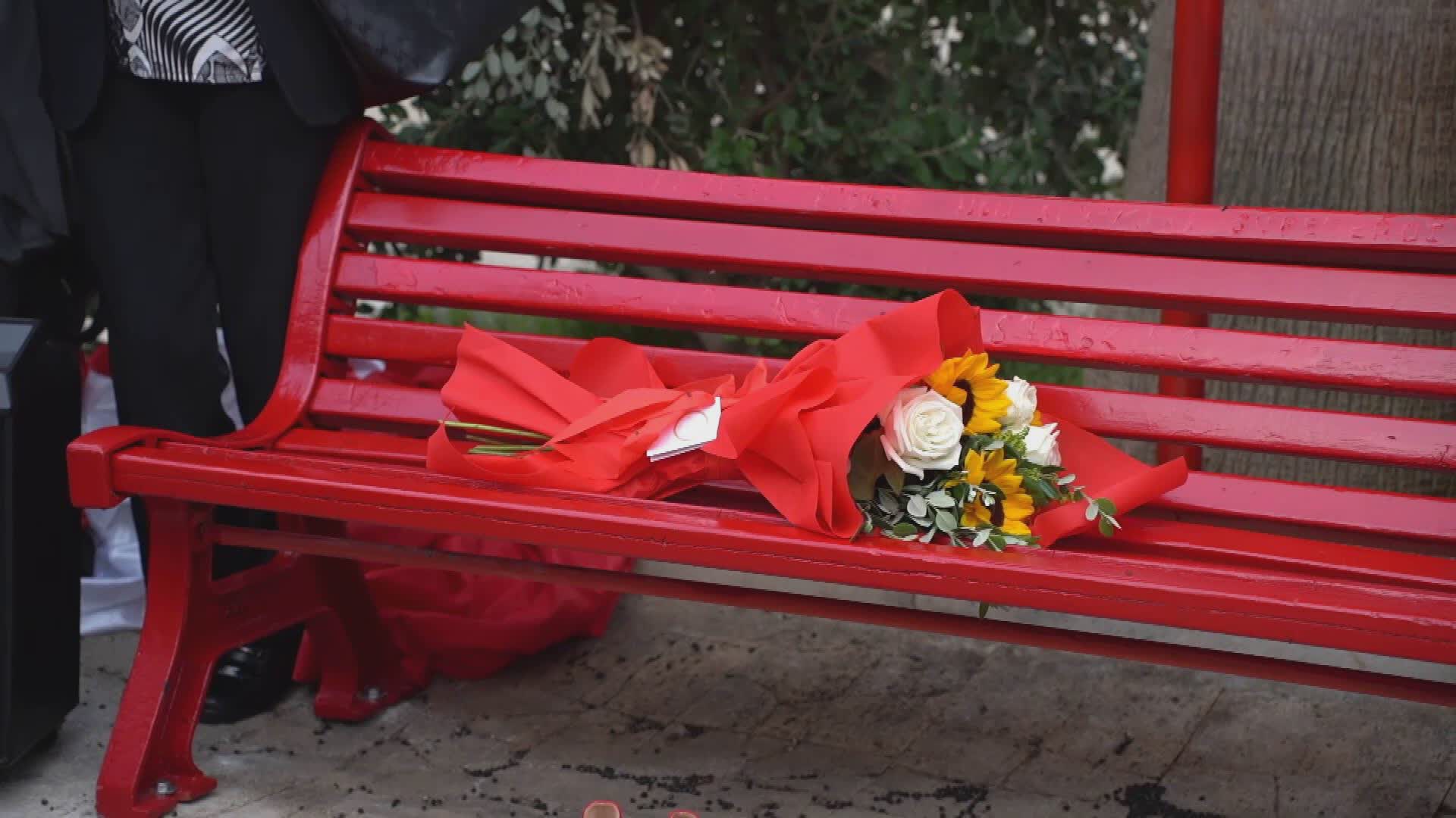 CASTELVETRANO - UNA PANCHINA ROSSA IN MEMORIA DI MARY BONANNO - Video ...